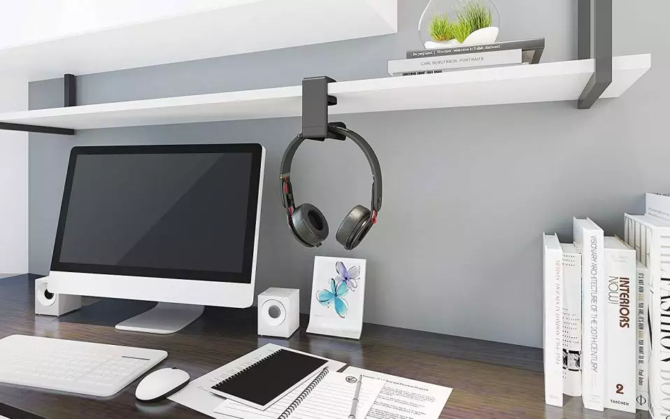 Gaming headset headphone mount featured