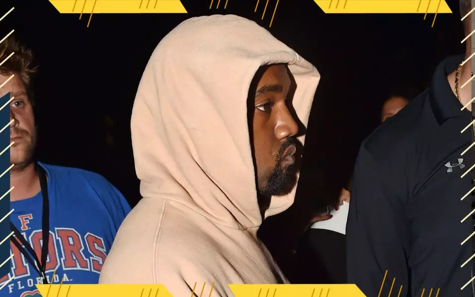 Kanye West v mikině s kapucí