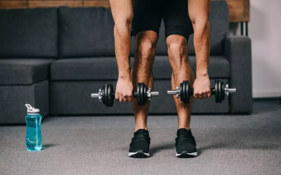 Melhores exercícios em casa com halteres