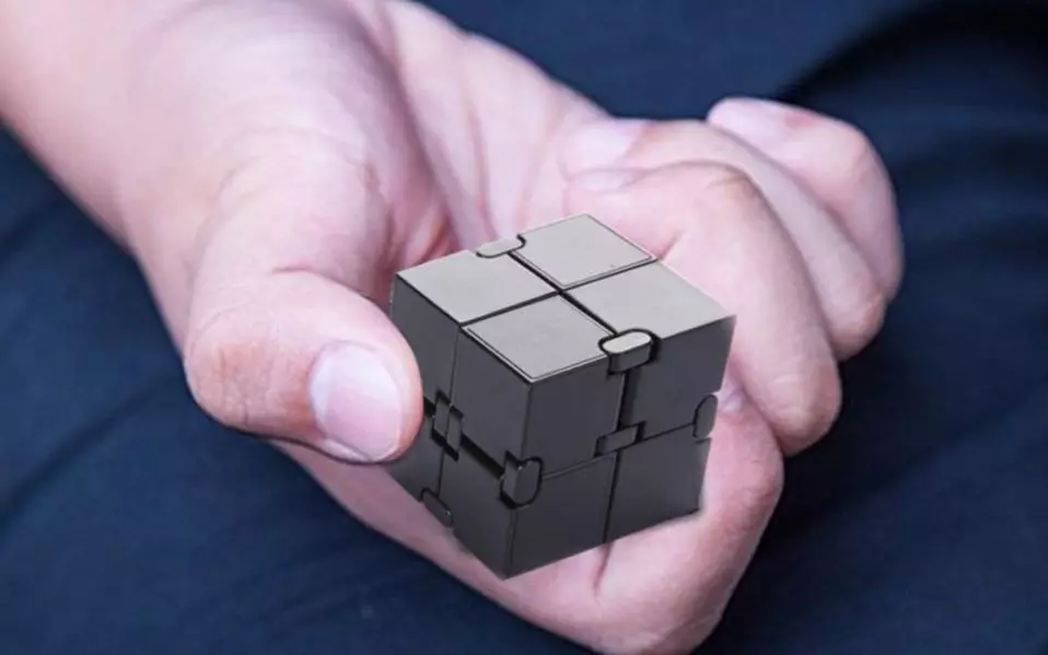 i-fidget cube spinner enye indlela