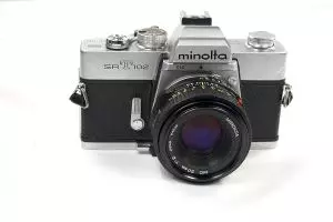 „minolta“ 35 mm juostinė kamera baltame fone – geriausi kino kameros
