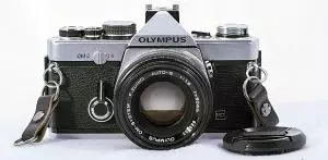 កាមេរ៉ាហ្វីល 35mm របស់ Olympus នៅលើផ្ទៃខាងក្រោយពណ៌ស - ម៉ាស៊ីនថតខ្សែភាពយន្តល្អបំផុត
