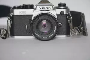 aparat nikon 35mm na białym tle - najlepsze aparaty filmowe