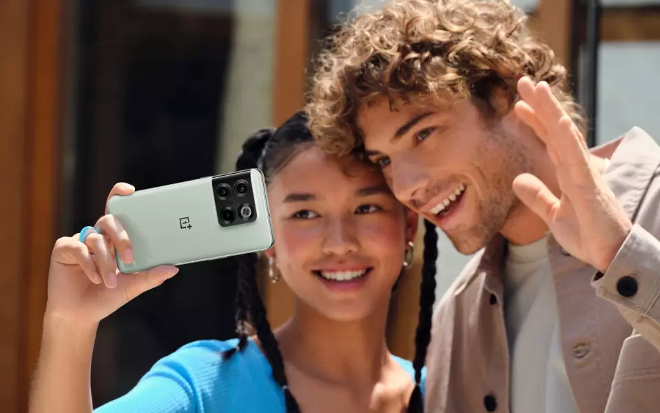 Kvinne og mann holder OnePlus 10T