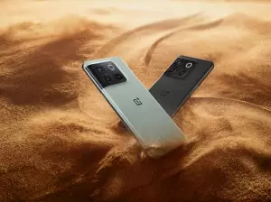 OnePlus 10T in die sand.