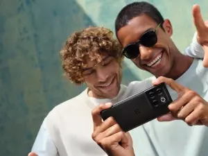 Hombres mirando OnePlus 10T.