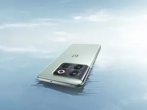 OnePlus 10T در آسمان.