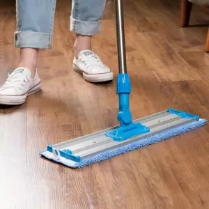 kaip valyti kietmedžio grindis mikropluoštu