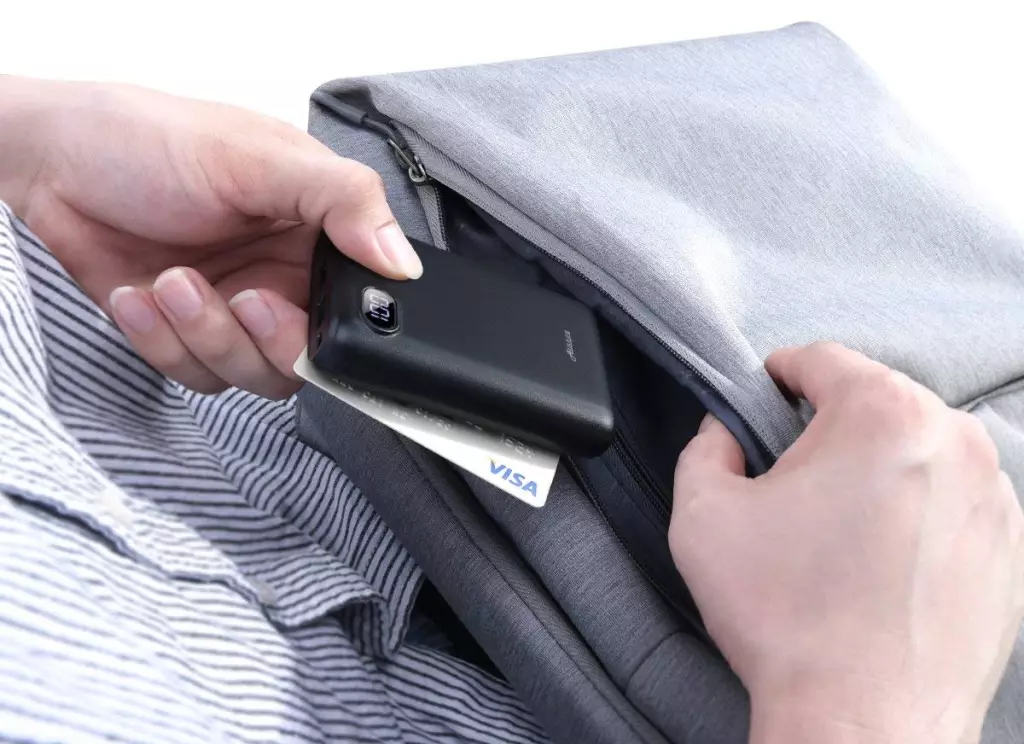 这 4 个迷你电池组非常纤薄，可以放入您的钱包