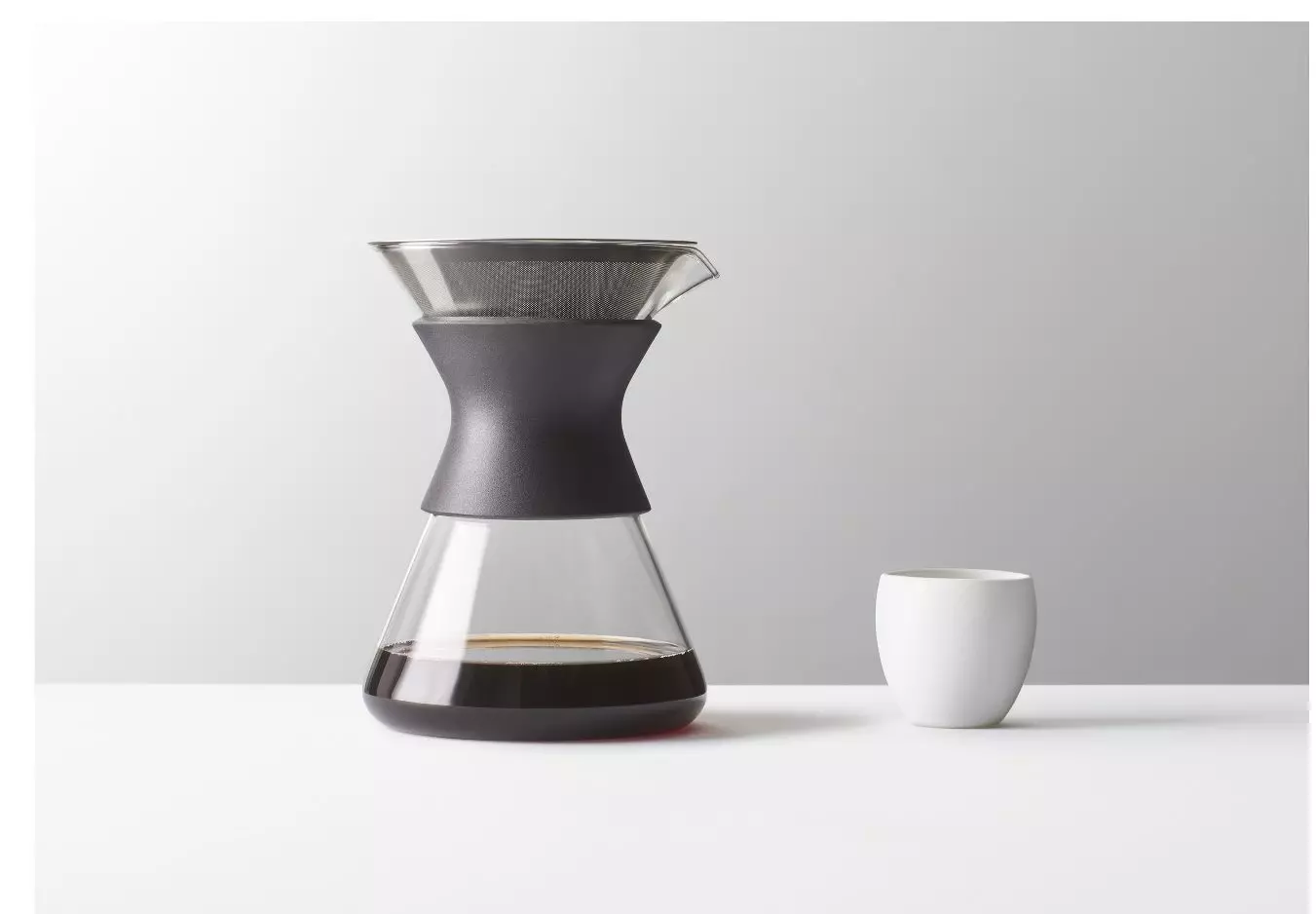 डिझाईन करून बनवलेले कॉफी मेकर ग्लास ओतणे