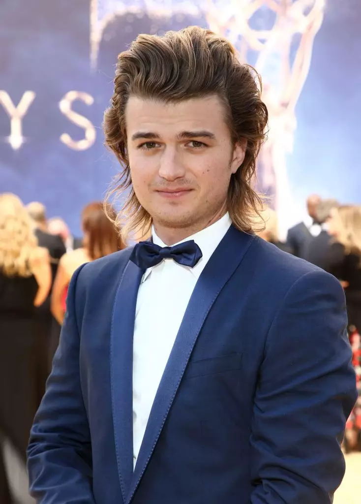 joe keery peinado salmonete premios emmy