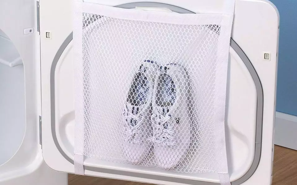 Saco de sapatos brancos limpos