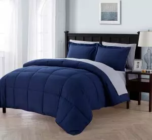 Modrá postel v sadě přikrývky