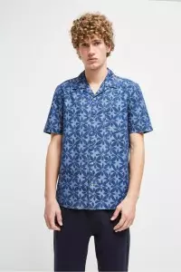 Синяя мужская рубашка с цветочным принтом