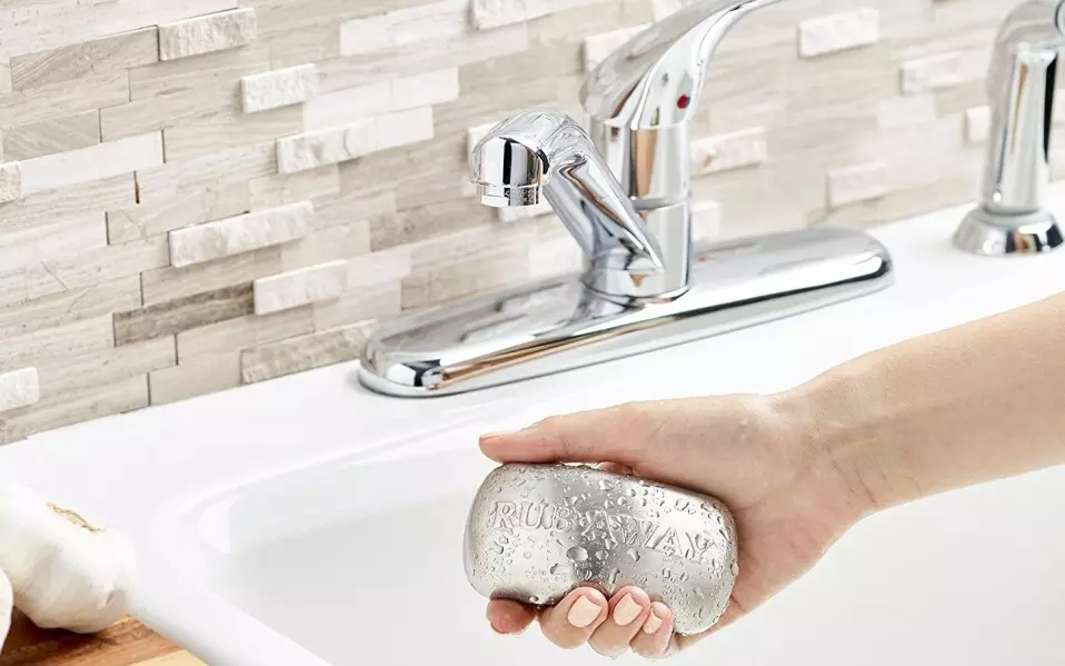 Lave as mãos: remova o odor do cozimento