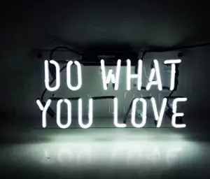 “Radi ono što voliš” Neonski natpis Prostar