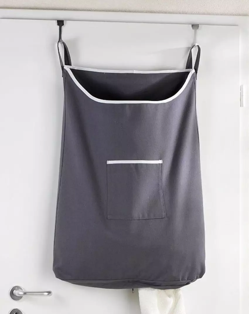 la bossa de la cistella de la roba impedeix espais petits i prims penjats al darrere de la porta