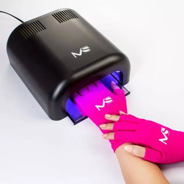 Manicure w żelu UV w rękawiczkach