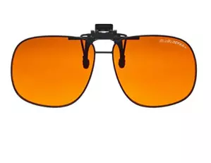 धूप के चश्मे पर नारंगी क्लिप