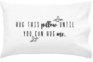 Hug This Pillow Until You Can Hug Me Fetă de pernă de Oh, Susannah