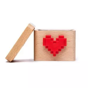 Lovebox Spinning Heart Messenger από Uncommon Goods