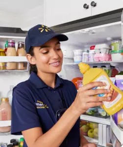 babaye nga nag-stock og refrigerator nga adunay walmart plus groceries