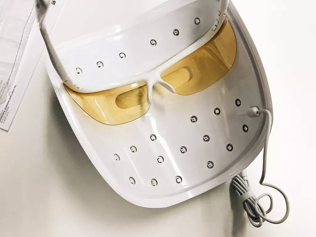 tlhahlobo ea mask ea neutrogena light therapy