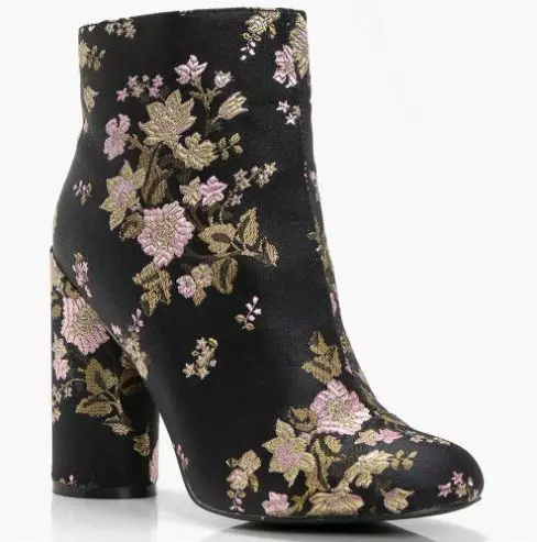 boohoo Fiona फुलांचा नक्षीदार सिलेंडर टाच बूट