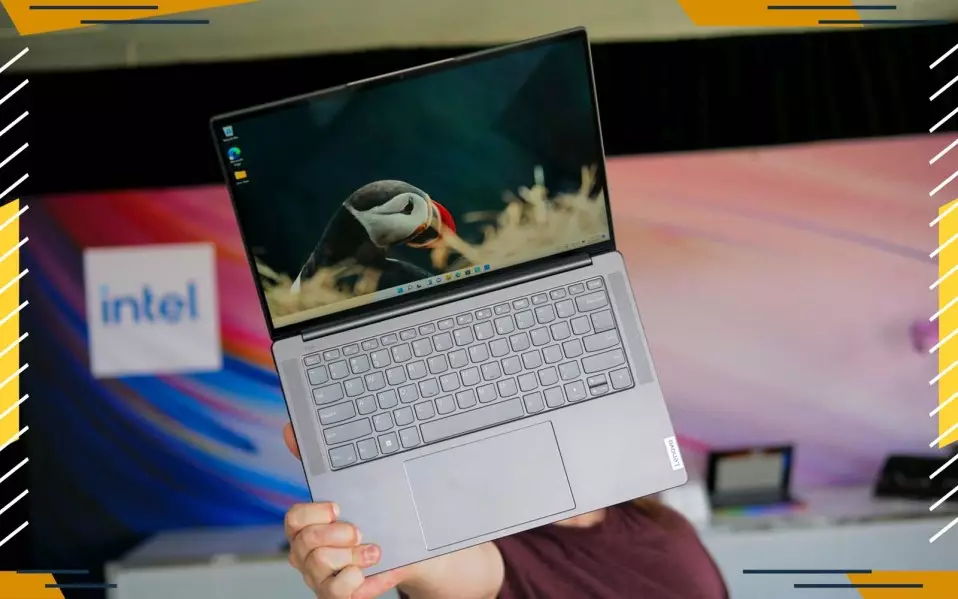 Laptop Lenovo Slim ditampilkan