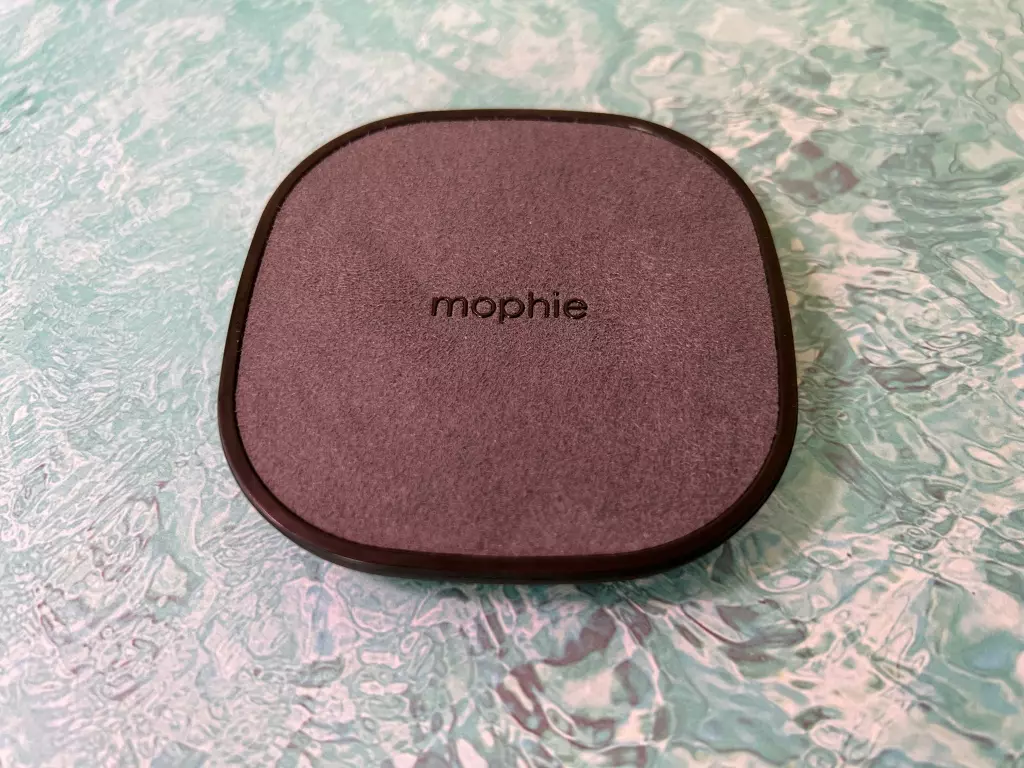 MOPHIE charger Qi kuri compte.