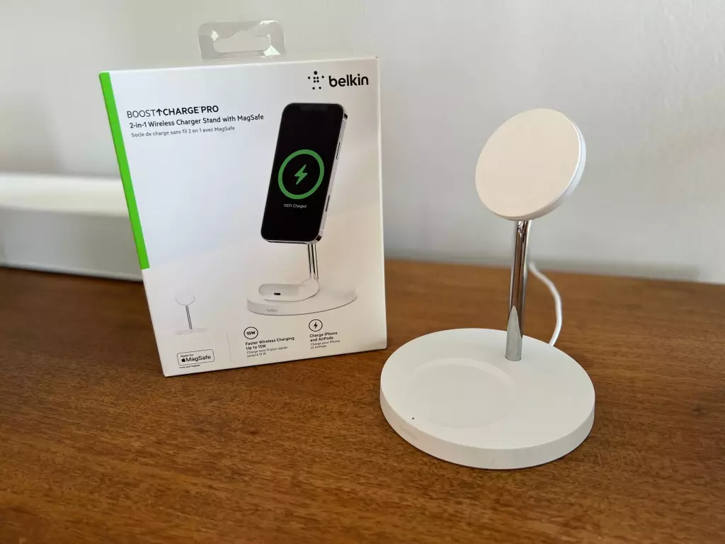Belkin-boost-charge-pro-2-in-1-2 パッケージ付き。