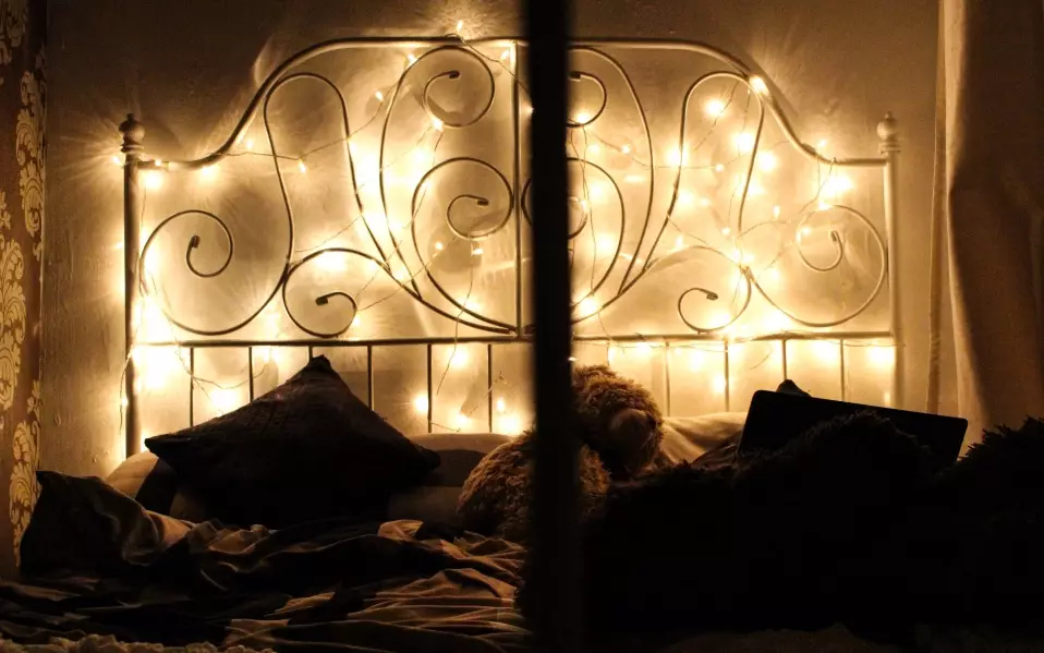 Φωτιζόμενο String Light στο κρεβάτι στο