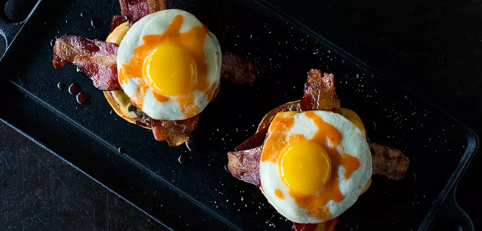 burger eggs bacon terv check gastropub