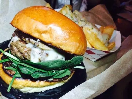 burger falai mamoe uliuli gastropub i le taulaga LA