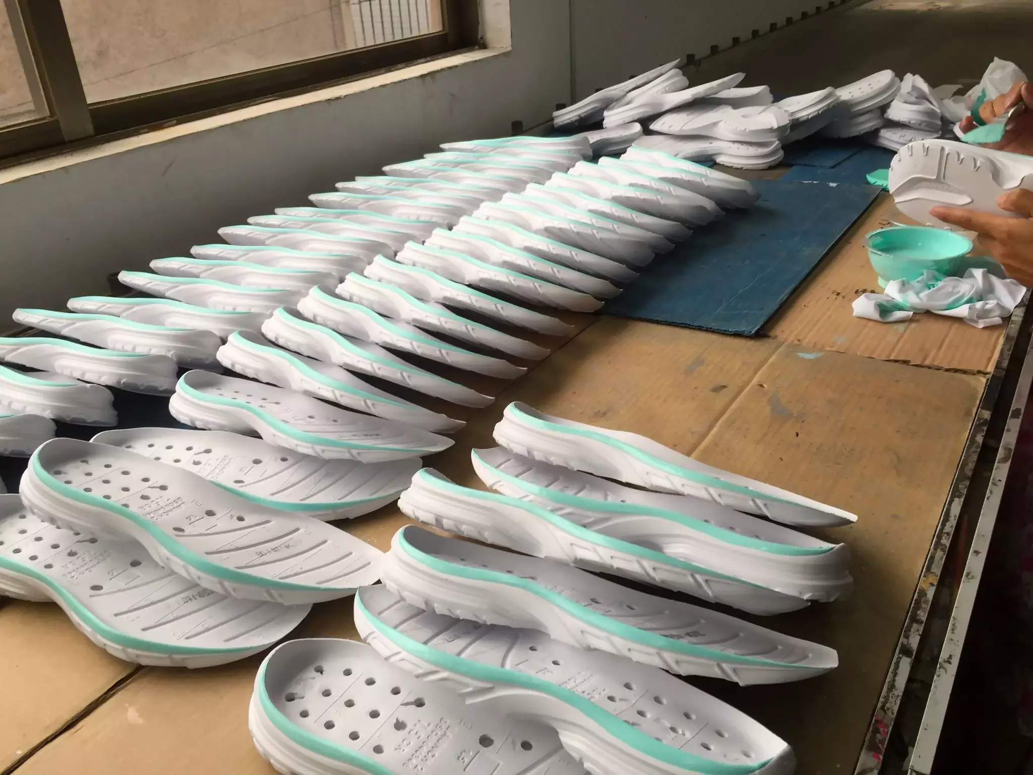 एक जूता कारखाने में ईवा मिडसोल का ढेर।