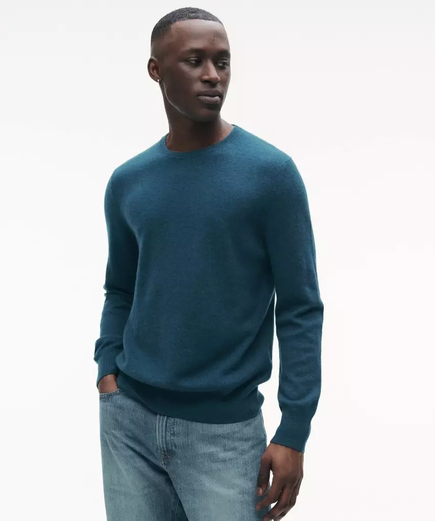 Model, ki nosi enega najboljših moških puloverjev iz Naadama.