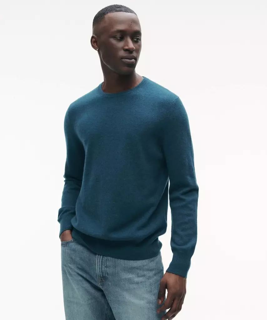 Model mat engem vun de beschte Pullover fir Männer aus Naadam.