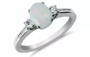 Prsten s opalom i dijamantom od 18k bijelog zlata