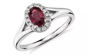 Oval Ruby සහ Diamond Halo Ring in 18k White Gold