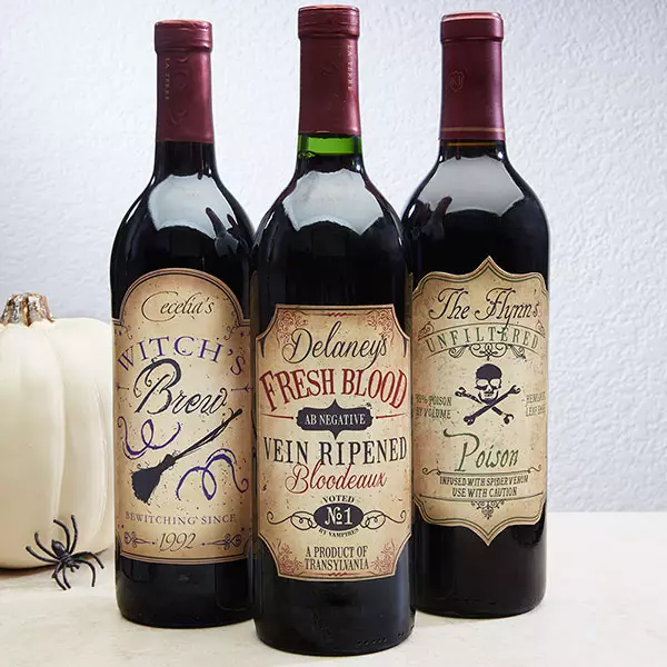 Decoraciones de Halloween 13 formas de personalizar las etiquetas de las botellas de vino decorativas