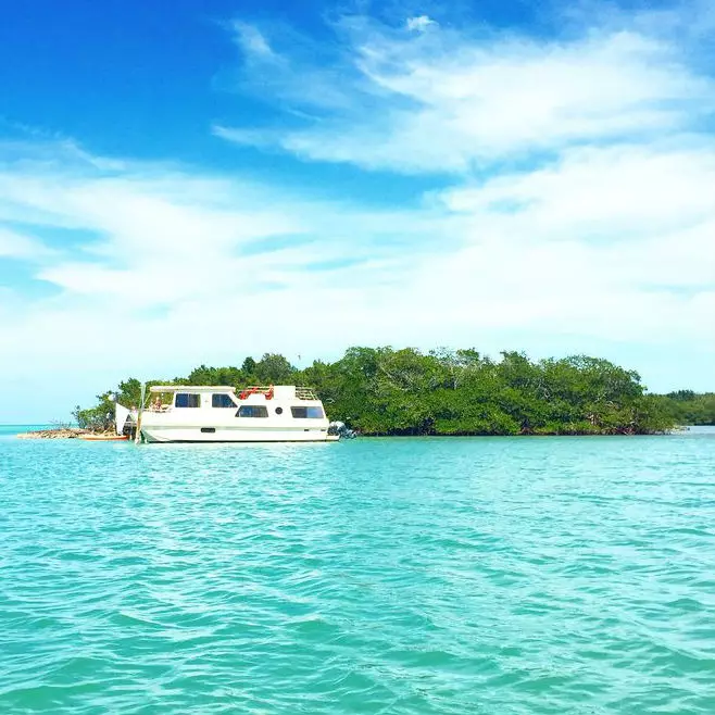 Hišna ladja, zasidrana na zasebnem tropskem otoku s 17-ft motornim čolnom + kajaki!