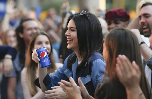 Labing maayo nga Kampanya sa Pepsi ug Kendall Jenner