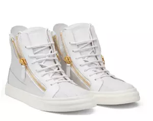 Awọn sneakers alawọ malu ti o ni awọ funfun ti o ni awọ funfun wọnyi ṣe apejuwe awọn alaye goolu ati ori ti flair Giuseppe Zanotti. fun awọn wọnyi ga-gbepokini a adun lilọ