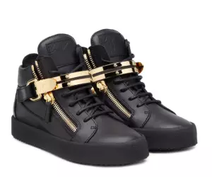 Sehemu ya juu ya ngozi ya ndama yenye rangi nyeusi imeunganishwa na chuma cha dhahabu cha Giuseppe Zanotti kinachoelezea kwa undani viatu hivi vidogo.