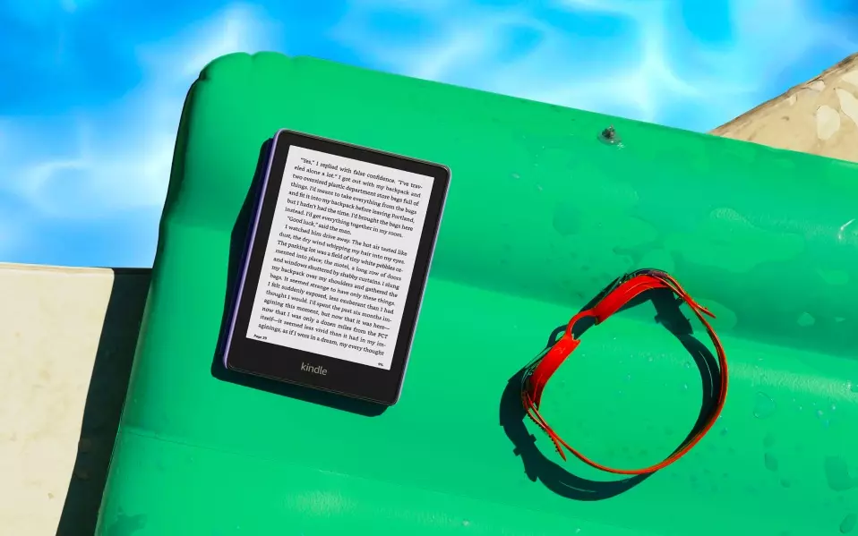 Kindle paperwhite pri bazéne