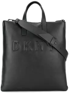 Tote kulit hideung DKNY ieu gaduh panutupanana magnét, gagang luhur sareng tali anu tiasa disaluyukeun. Desain boxy nyandak kantong ieu ti tangguh ka tomboy chic.