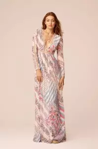Siç shihet në pistën e veshur nga Bella Hadid, ky fustan maxi mëndafshi mburret me një gjatësi deri në dysheme dhe prerje të hapur me një printim të frymëzuar nga yjet dhe vijat.