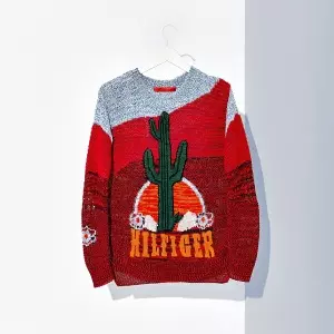 Лепа ода на големиот американски запад, овој пријатен џемпер е стилизиран малку предимензиониран и има кактус интарсија и украсен потпис на Хилфигер.