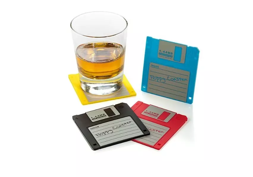 ဤ Floppy Disc Drink Coaster များ ယူဆောင်လာသည်။