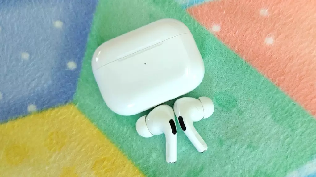 Apple AirPods Pro, najlepsze słuchawki douszne na hak